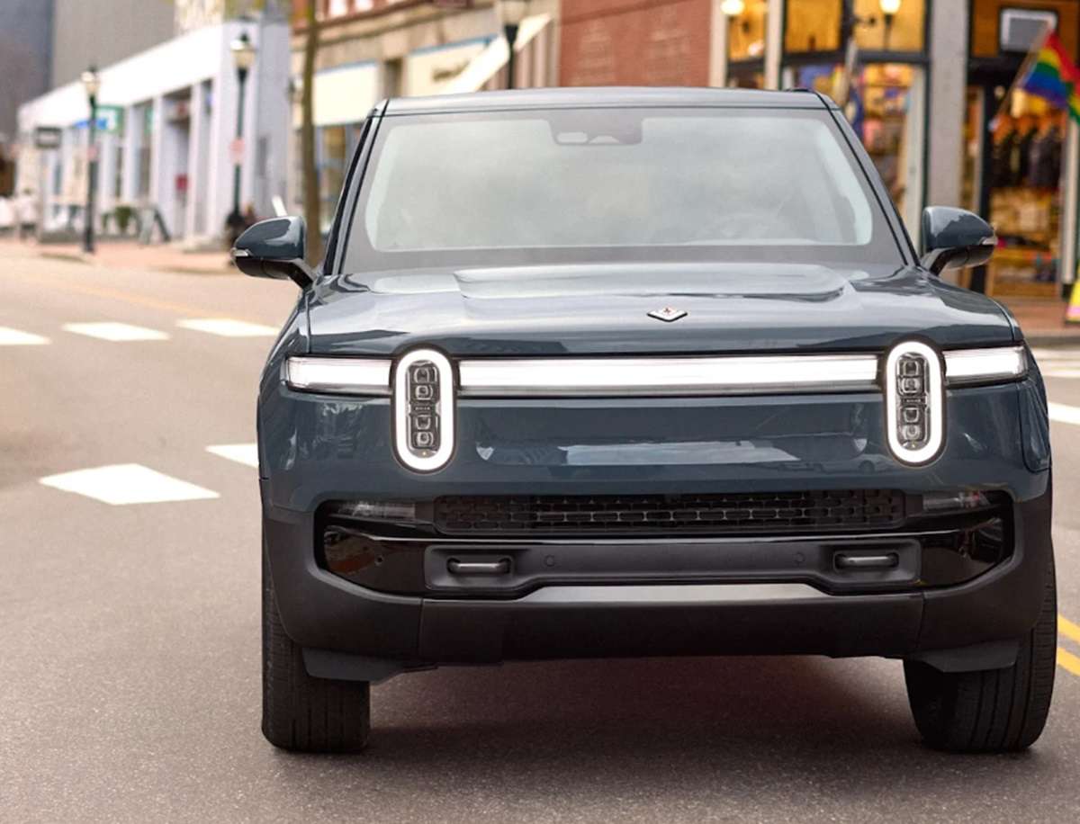 Rivian Unveils the 2025 R1S: A Luxury Electric SUV Blending Performance ...